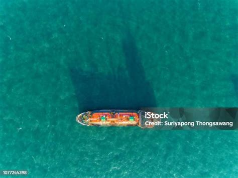 정유 공장에서 언로드 기다리는 바다에 유조선 가스 Lpg 공원 배 대형 선박에 대한 스톡 사진 및 기타 이미지 대형 선박 공중 뷰 액화천연가스 Istock