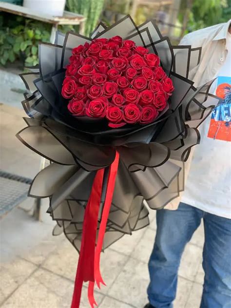 سفارش دسته گل رز قرمز با کاغذ مشکی ارسال سه ساعته
