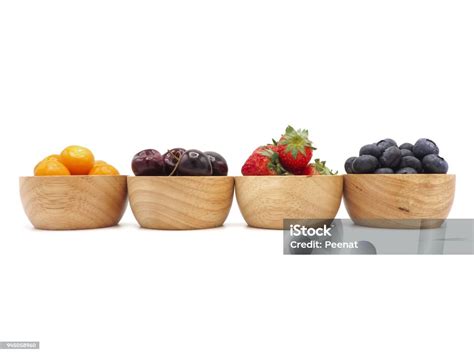 신선한 여름 과일 체리 딸기 케이프 구 즈 베리와 블루베리 흰색 배경에 고립 된 나무 그릇에 0명에 대한 스톡 사진 및 기타 이미지 Istock
