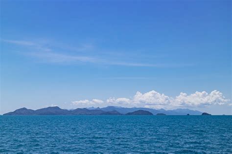 태국 뜨 랏 코 막에서 바다 위에 섬과 산에 걸쳐 거 대 한 구름과 맑은 하늘 바다 여행 복사 공간 바다 사업에 대 한 완벽 한 배경 경관에 대한 스톡 사진 및 기타 이미지
