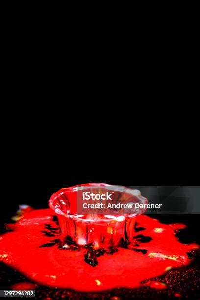 가루 염료와 충돌하는 물 방울은 여러 가지 색상의 추상적 물방울 충돌을 일으킵니다 0명에 대한 스톡 사진 및 기타 이미지 0명 검은색 고속 촬영 Istock