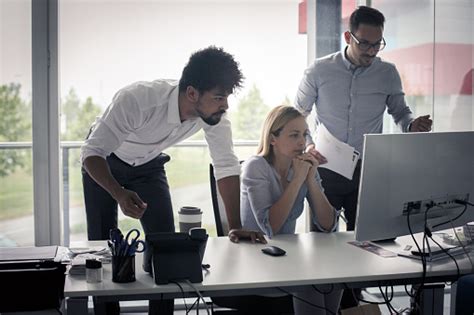 비즈니스 사람들이 기술을 사용 하 여 및 대화입니다 사업 사람들은 사무실에서 Mp3 플레이어에 대한 스톡 사진 및 기타 이미지 Mp3 플레이어 경영자 기업 재무와