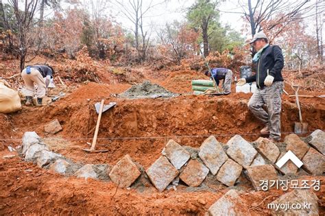 견치석쌓기 조경석쌓기 경기도 파주시 소재 서울시립묘지 산소 석축공사 축대작업 잘하는 전문업체입니다 경기장묘 서울시립 용미리제1묘지 용미리제2묘지 벽제리묘지 묘지이장