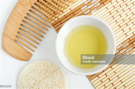 올리브 오일 수세미 스폰지와 나무 머리 빗작은 흰색 그릇 홈 메이드 스킨 과 헤어 트리트먼트 컨셉 맨 위 보기 복사 공간 0명에 대한 스톡 사진 및 기타 이미지 Istock