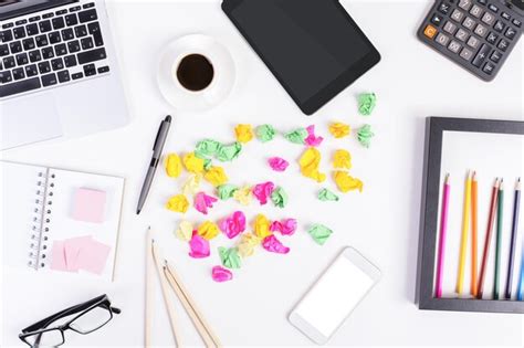 Premium Photo Messy Office Table