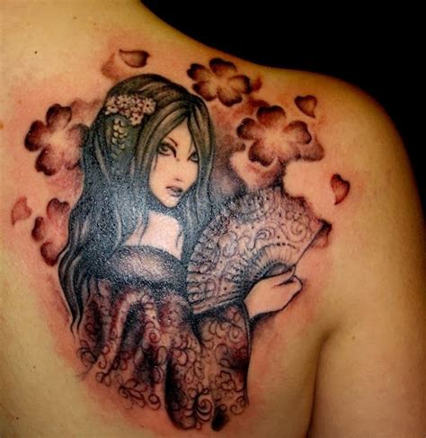Seductive Brunette Asian Geisha With Loose Hair And Hand Fen Shoulder Blade Tattoo With Floral