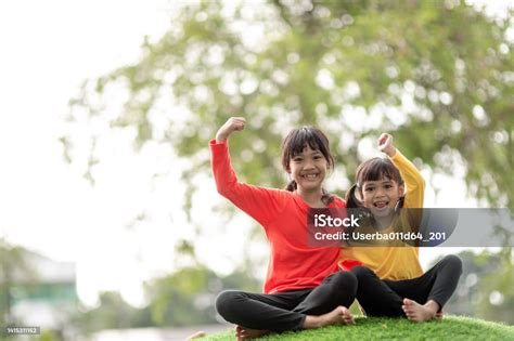 야외 놀이터에서 노는 어린이 아이들은 학교 나 유치원 마당에서 놀고 있습니다 다채로운 슬라이드와 스윙에 활동적인 아이 아이들을위한 건강한 여름 활동 야외에서 등반하는 어린