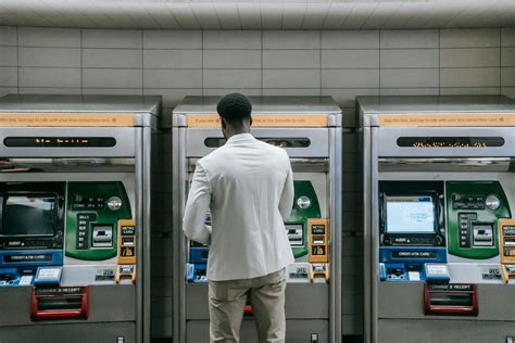 실내 Atm Cartãodemetrô 거래 결제 결제 기술 교통 교통 허브 금융 금융 기술 기계 기계 인터페이스 기술 기차역 기차표 남자