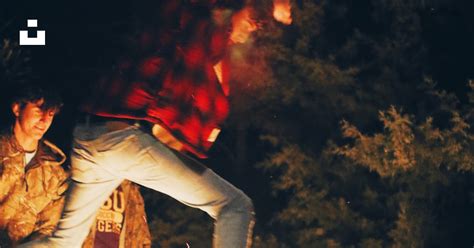 빨간색과 검은색 체크무늬 셔츠를 입은 남자가 모닥불 근처에서 점프 사진 Unsplash의 무료 불 이미지