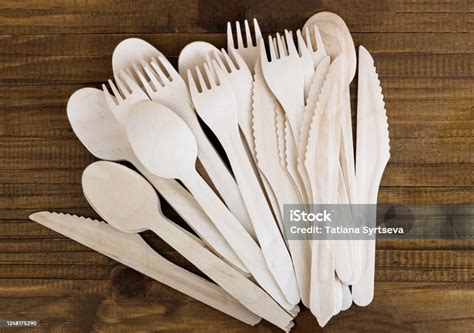나무 배경에 환경 친화적 인 일회용 주방 용품 나무 포크 숟가락과 칼 생태학 제로 폐기물 개념 맨 위 보기입니다 플랫 레이 생물학에 대한 스톡 사진 및 기타 이미지 Istock