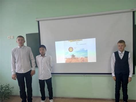 Новая учебная неделя в школе традиционно началась с торжественной линейки церемонии поднятия