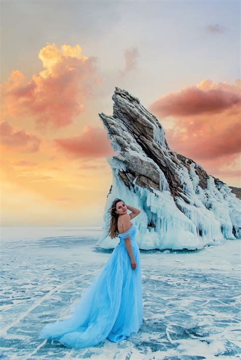 Девушка в голубом платье на Байкале Фототуры на Байкал Фотосессии на