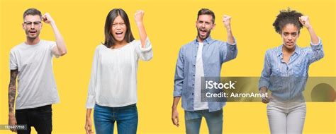 그룹 사람들 여자와 남자의 콜라주 화려한 노란색 고립 된 배경 화가 분노를 제기 주먹 좌절 하 고 화가와 함께 소리를 지르는 동안 분노 분노와 공격적인 개념 감정에 대한