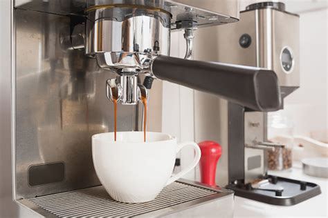 에 스 프레소 커피 수동 전문 에스프레소 기계에서 컵에 붓는 닫습니다 가정 생활에 대한 스톡 사진 및 기타 이미지 가정 생활 깨끗한 에스프레소 기계 Istock