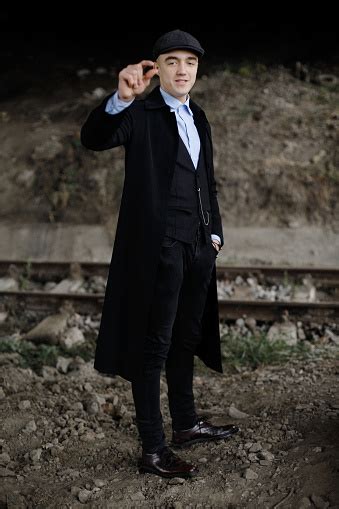 철도의 배경에 포즈 웃 복고풍 외관에 세련 된 남자 1920 년대 주제에 영국입니다 유행 잔인 한 자신감 갱스 터 대기 순간 곁눈 가리개에 대한 스톡 사진 및 기타 이미지