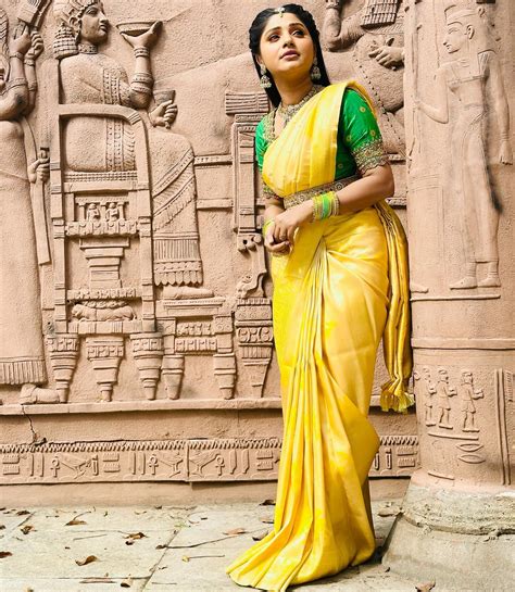 Pavithra B Naik చూపులతో గాలం వేస్తున్న పవిత్ర బి నాయక్ Namasthe Telangana