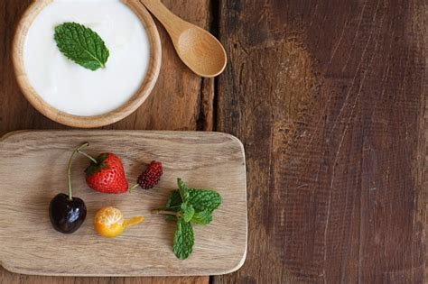 나무 질감 배경 복사 공간에 신선한 딸기 과일 흰색 그릇과 나무 숟가락 혼합 천연 홈메이드 일반 유기농 요구르트 건강한 생활방식에 대한 스톡 사진 및 기타 이미지 Istock