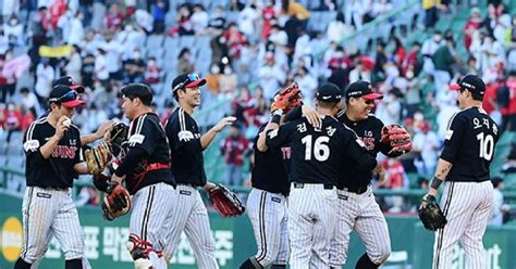 Lg의 짜릿한 역전극시나리오에 없던 에이스 부상 이탈 10명의 필승 불펜 헌신 잊지 말자