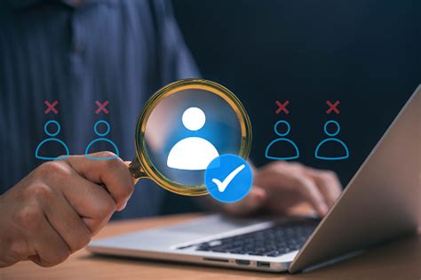 채용 및 Hr 기술 선택 프로세스 개념은 선택한 후보자 프로필 위에 돋보기를 손으로 들고 디지털 심사 이력서 승인 및 현대 고용에서 의사 결정을 보여줍니다 개발에 대한 스톡