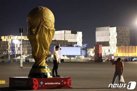 월드컵 우승트로피 앞에서 네이트 스포츠