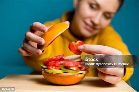 소녀는 얇게 썬 과일과 열매가 거짓말을하는 자몽 버거에 딸기 조각을 넣습니다 0명에 대한 스톡 사진 및 기타 이미지 0명 가벼운 건강한 식생활 Istock