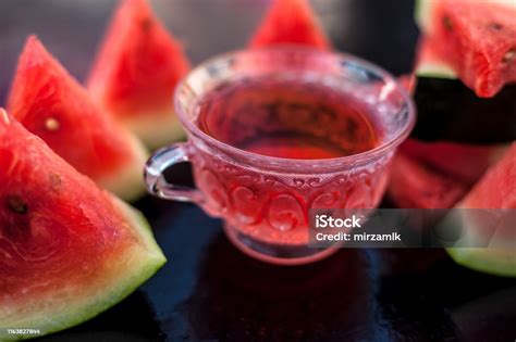 수박의 삼각형 조각과 함께 나무 표면에 투명 유리 컵에 수박 씨앗의 과일 얼음 차 0명에 대한 스톡 사진 및 기타 이미지 0명 과일 냉동된 Istock