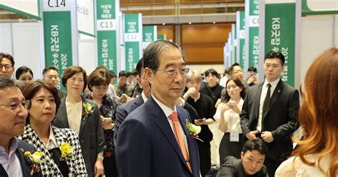 Kb 굿잡 우수기업 취업박람회장 돌아보는 한덕수 총리