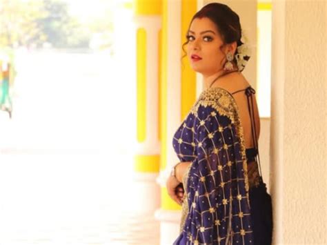 भोजपुरी एक्ट्रेस निधि झा ने ब्लू साड़ी में बिखेरा जलवा ट्रेडिशनल लुक ने जीता फैंस का दिल