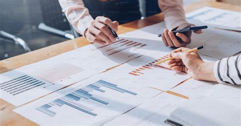 비즈니스 사람들은 회의에서 토론하는 동안 비즈니스 문서를 가리키고 있습니다 사진 Unsplash의 태국 이미지