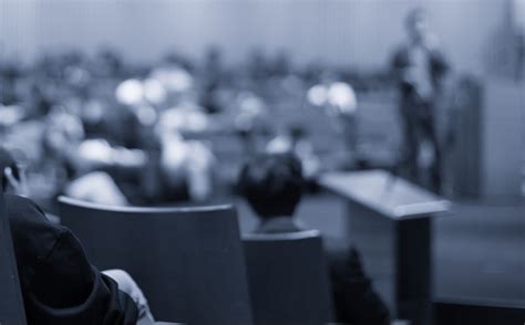 프레젠테이션을 시청하는 청중 무대에서 발표자가 사람들의 군중에게 이야기를 제공합니다 투자자 피치 컨퍼런스에서 연사 컨퍼런스 강연