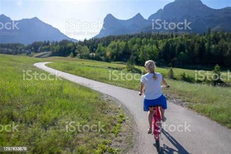산악 초원을 통과하는 곡선 길을 따라 순양함 자전거를 타는 여성 55 59세에 대한 스톡 사진 및 기타 이미지 55 59세 개성 개념 건강한 생활방식 Istock