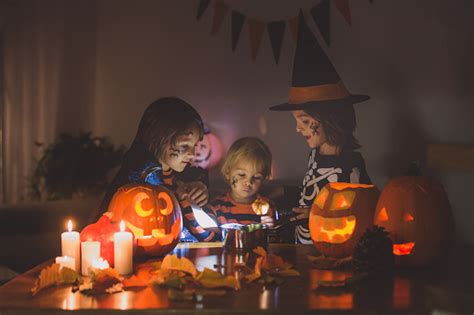 어린이 소년 형제 할로윈에 집에서 조각 호박과 함께 연주 의상에 대한 스톡 사진 및 기타 이미지 의상 탁자 3 명