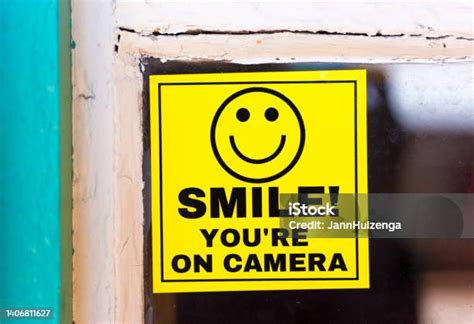 Yellow Sign Reading Smile Youre On Camera 照片檔及更多 標誌 照片 標誌 照相機 監視