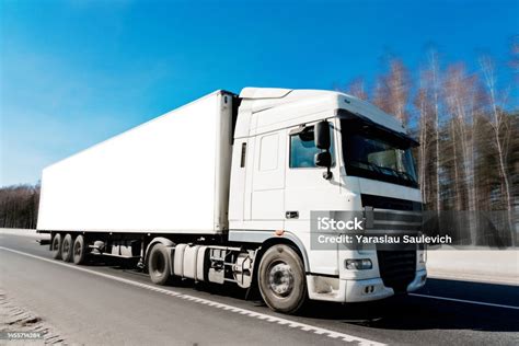 고속도로에서 운전하는 긴 빈 흰색 트레일러가 있는 배달 화물 트럭 트럭에 대한 스톡 사진 및 기타 이미지 트럭 실물 모형 세미 트럭 Istock