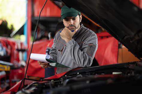 자동차 손상 깨진 부품 상태를 확인하는 자동차 정비사 차고 자동차에서 차량 진단 및 수리 자동차 관리 점검 및 고정 및 서비스 보험의 개념 가리기에 대한 스톡 사진 및 기타