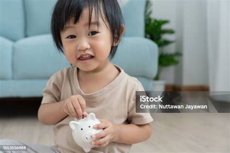 돈을 절약하십시오 저축을 위해 동전을 넣는 아이들 부 금융 보험 투자 교육 미래 인생 계획 배우기 은행 업무 가족 건강 건강 및 사고 보험 가격에 대한 스톡 사진 및 기타