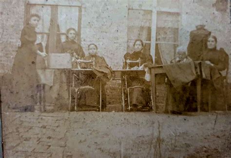 Un Atelier De Confection Au 19è Siècle Le Textile Au Fil Des Femmes