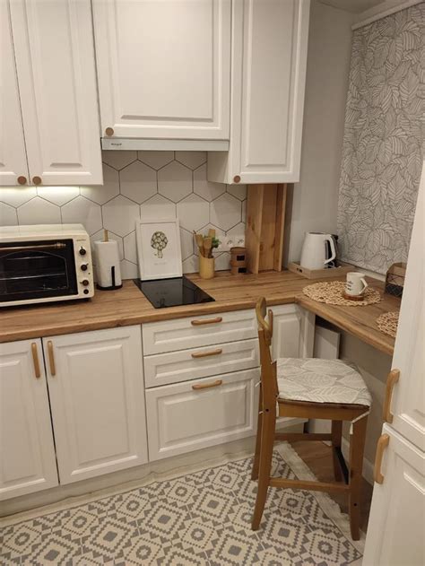 Французская деревенская кухня в стиле фармхауз с белыми шкафами и деревянными столешницами