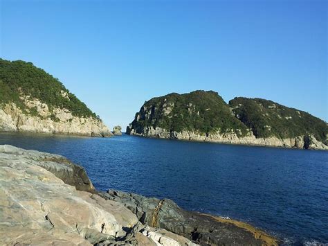 숯불 위에 서 있는 사람들