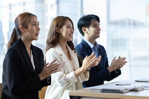 비즈니스 미팅 조직의 사람들은 성공적인 회사 프로젝트 프리젠 테이션 세미나 후 박수를 보냈습니다 18 19세에 대한 스톡 사진 및 기타 이미지 Istock