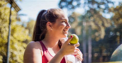 공원에서 사과를 먹는 여자 사진 Unsplash의 세르비아 이미지