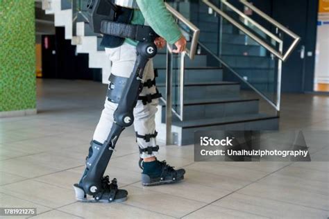 기계 외골격 로봇 골격의 도움으로 걷는 알아볼 수 없는 장애인 현대 병원의 물리 치료 미래 물리 치료 동력형 외골격에 대한 스톡 사진 및 기타 이미지 Istock