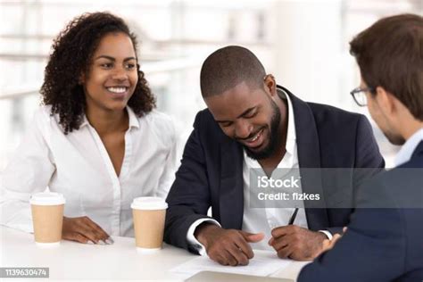 성공적인 회의 후 다양 한 비즈니스 파트너가 계약서에 서명 가능성에 대한 스톡 사진 및 기타 이미지 가능성 구매 고객 Istock