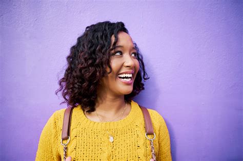 교육 학습 및 보라색 배경에 미소와 배낭을 가진 흑인 여성 학생 어린 행복한 소녀를위한 대학 대학 또는 장학금 밝은 미래 아름다움과 젊음의 축하 대학생에 대한 스톡 사진 및