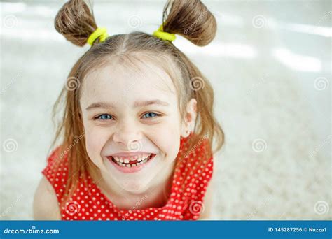 Retrato De Uma Menina Engra Ada Sem O Um Dente Anterior Foto De Stock Imagem De Perder F Mea