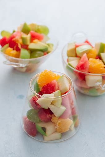 유리에 열 대 과일의 조각입니다 슬라이스 오렌지 사과 수 박 조각 유리 그릇에 감귤 류의 과일 0명에 대한 스톡 사진 및 기타