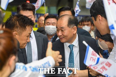 지지자들 환영 받으며 입장하는 배터리 아저씨 [포토] 포토 기사 더팩트