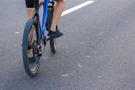 오프로드에 산악 자전거에 소녀 일몰에 자전거의 아름다운 초상화 피트니스 소녀는 현대 탄소 섬유 산악 자전거를 타고 건강한 생활방식에 대한 스톡 사진 및 기타 이미지 Istock