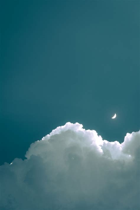 멀리 달과 함께 흐린 하늘을 날아 다니는 비행기 사진 Unsplash의 무료 달 이미지