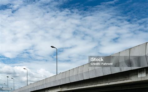 높은 콘크리트 고속도로와 가로등 기둥 콘크리트 도로를 고가도로 도로 비행 현대 고속도로 교통 인프라 콘크리트 교량 엔지니어링 건설 브리지 아키텍처 0명에 대한 스톡 사진 및